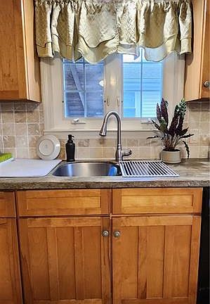 136 Oak Crest Dr E, Riverside, RI 02915 | Zillow