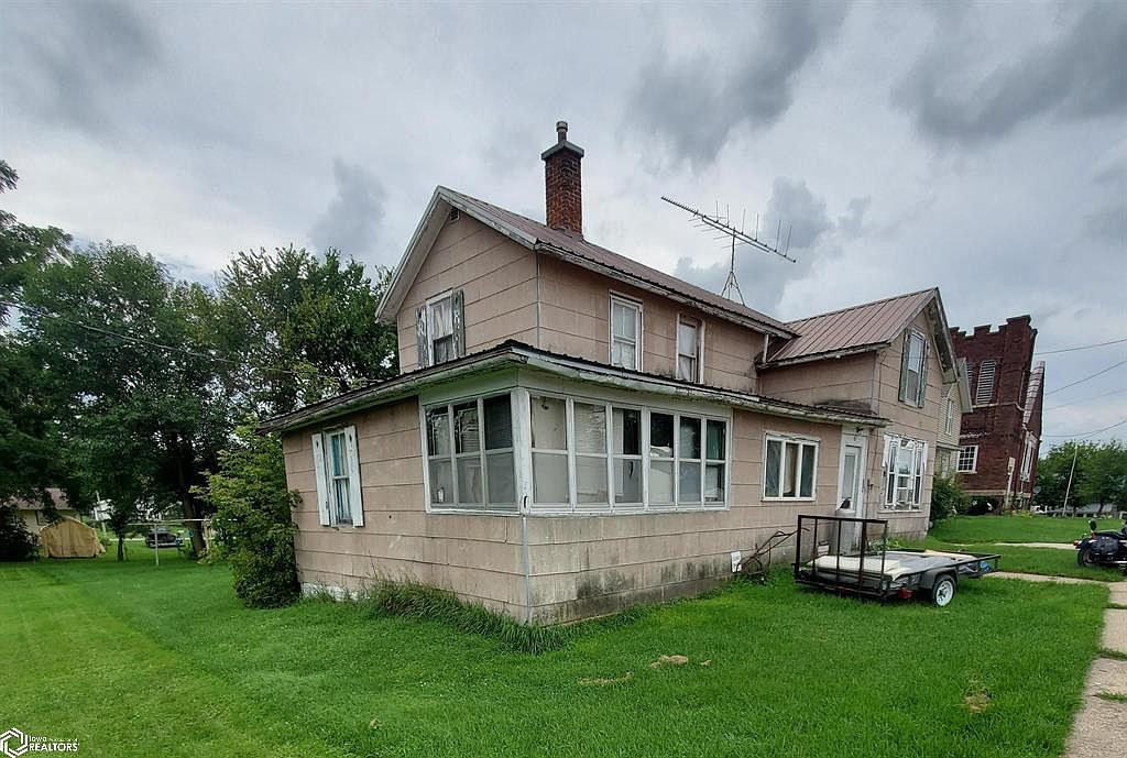 16 W South Side Rd, Earlville, IA 52041 | Zillow