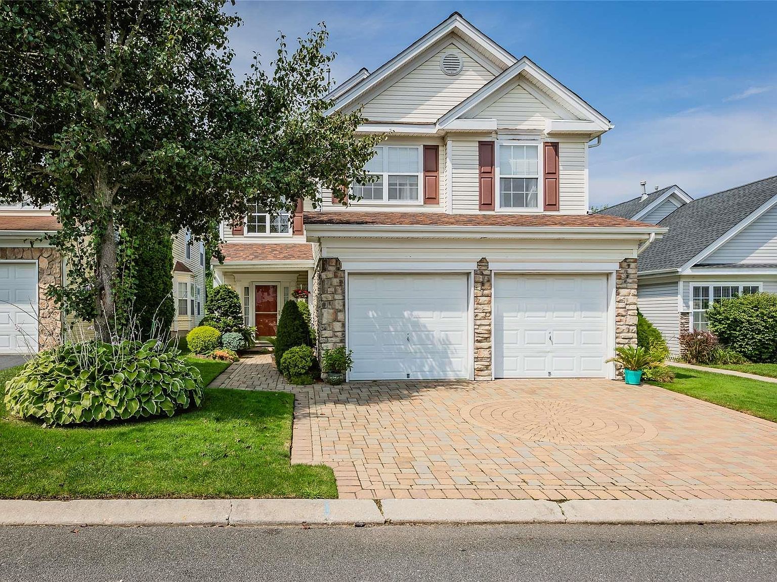 16 Julia Circle #16, Middle Island, NY 11953 | Zillow