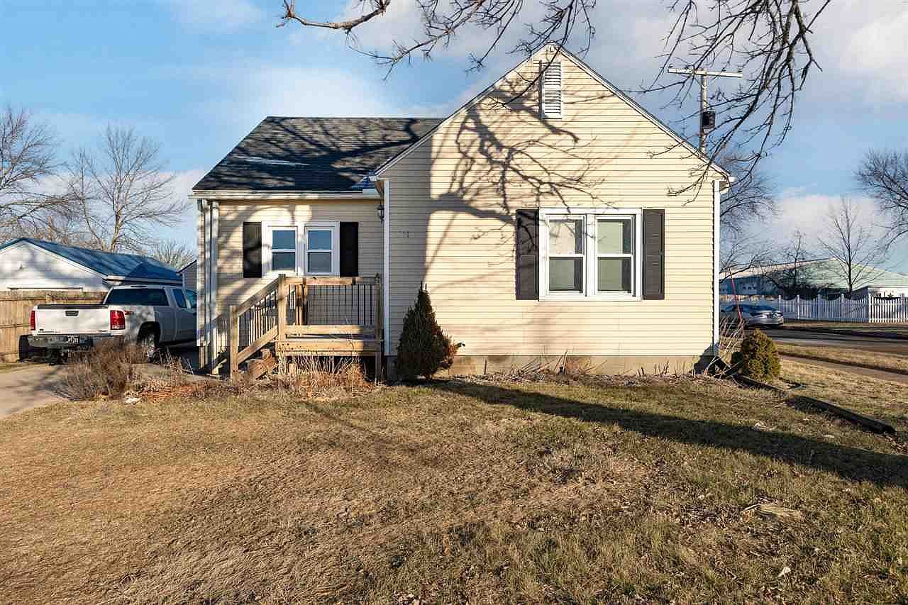 301 Roosevelt St, Alburnett, IA 52202 | Zillow