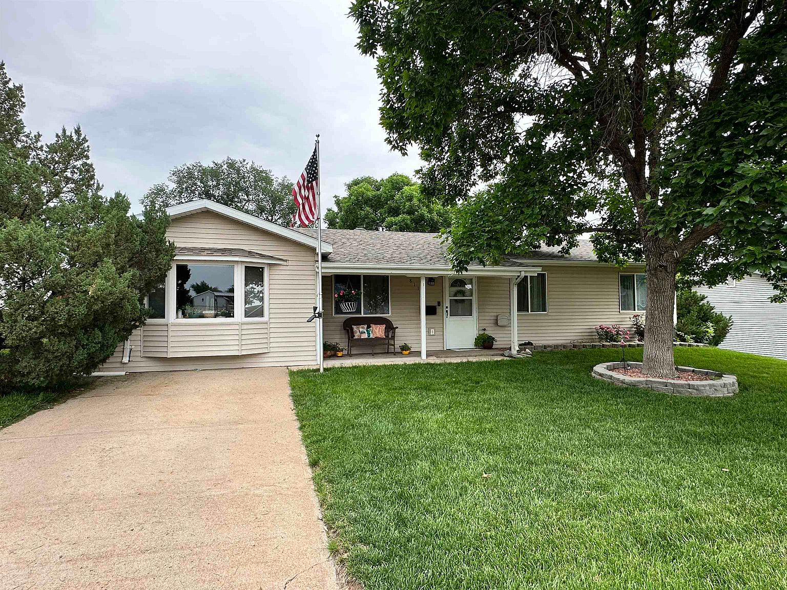 811 W East St, Mc Cook, NE 69001 | Zillow