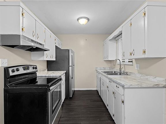 1801 E 48th St, Kansas City, MO 64130 | MLS #2537328 | Zillow