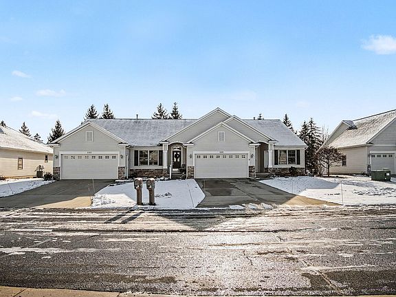 1215 Linwood Dr NW, Grand Rapids, MI 49534 | MLS #26001569 | Zillow