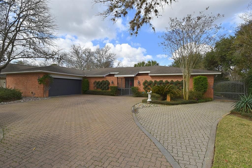 10326 Green Tree Rd, Houston, TX 77042 | Zillow