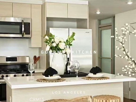 1245 N New Hampshire Ave #8, Los Angeles, CA 90029 | MLS #OC25064102 | Zillow