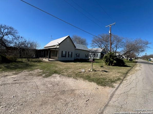 Devine TX Real Estate - Devine TX Homes For Sale | Zillow