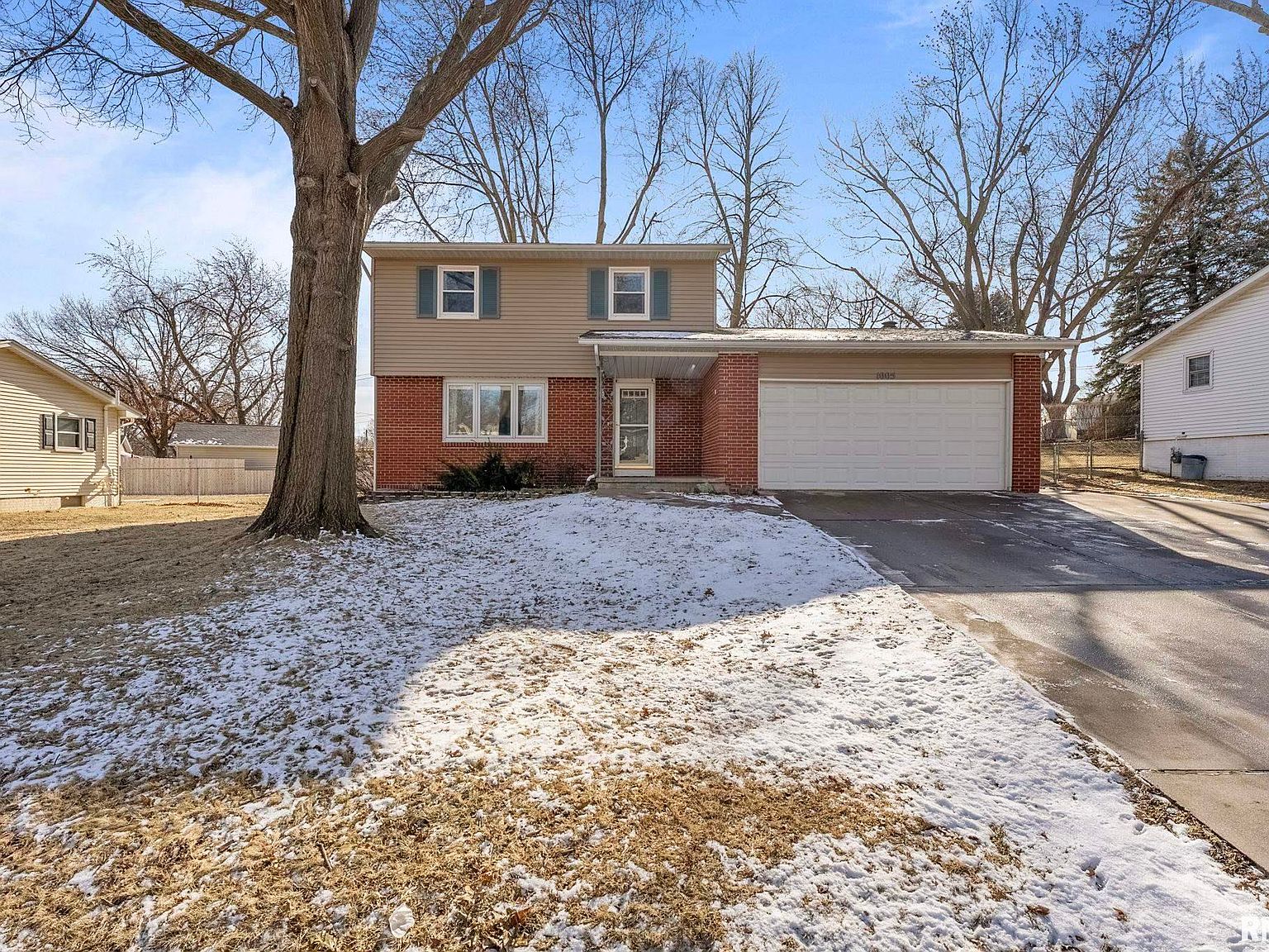 1005 W 51st St, Davenport, IA 52806 | Zillow
