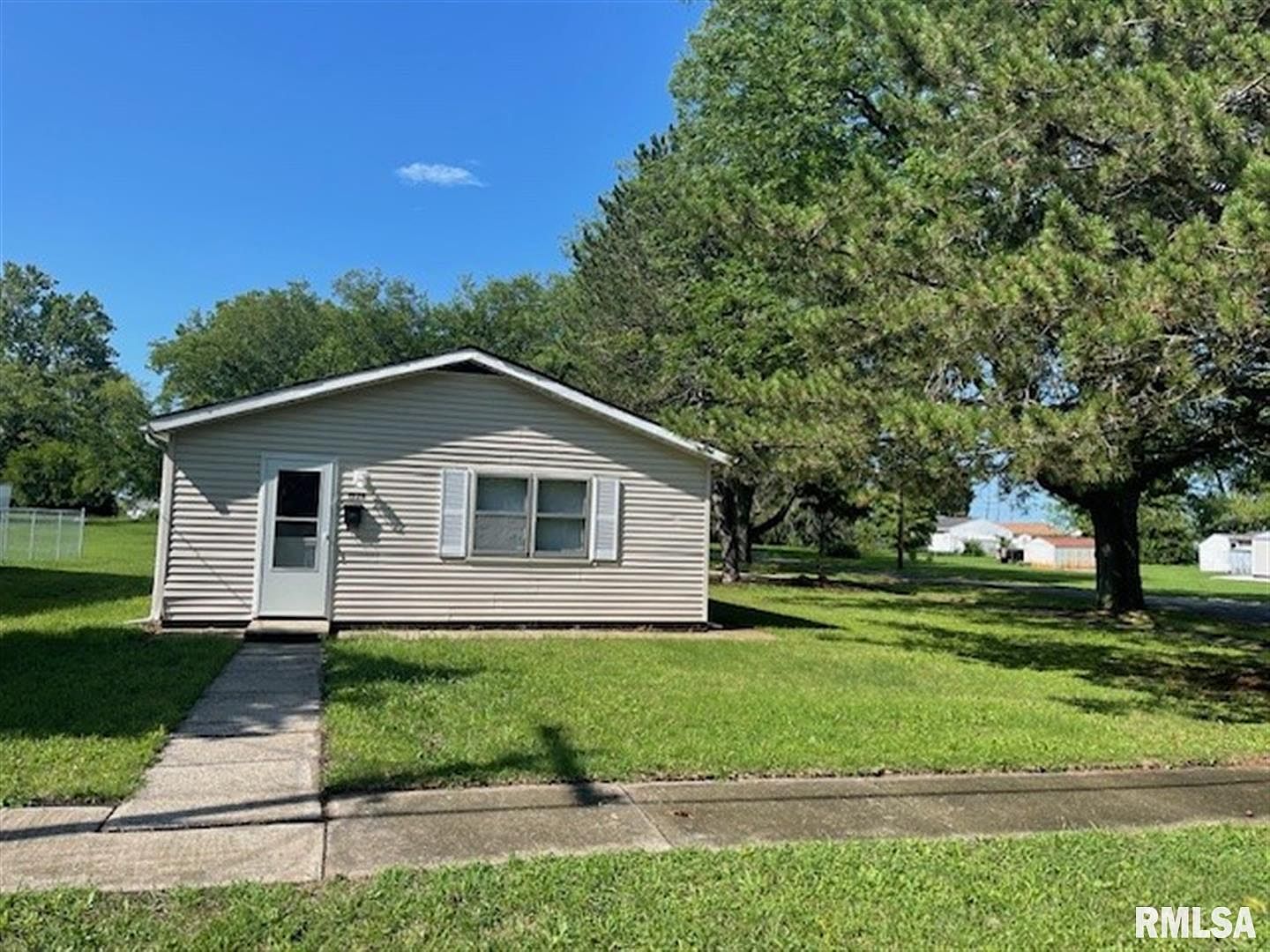 1528 E Pierce St, Macomb, IL 61455 | Zillow