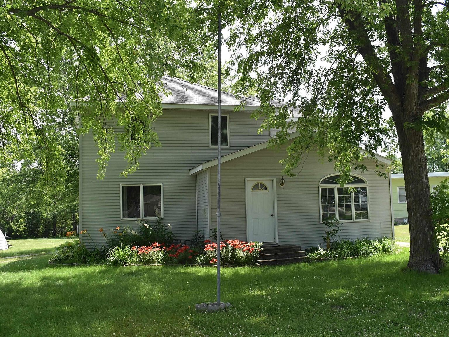 402 S Water St, Stacyville, IA 50476 | Zillow