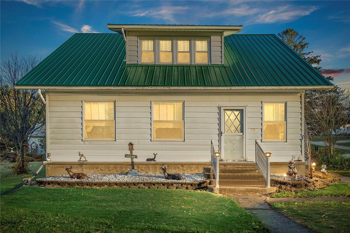 12643 Holmes St, Center Junction, IA 52212 | Zillow