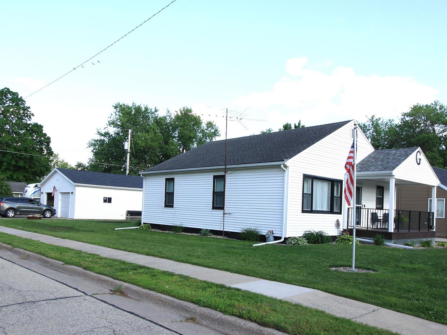 915 Sherman Ave, Manchester, IA 52057 | Zillow