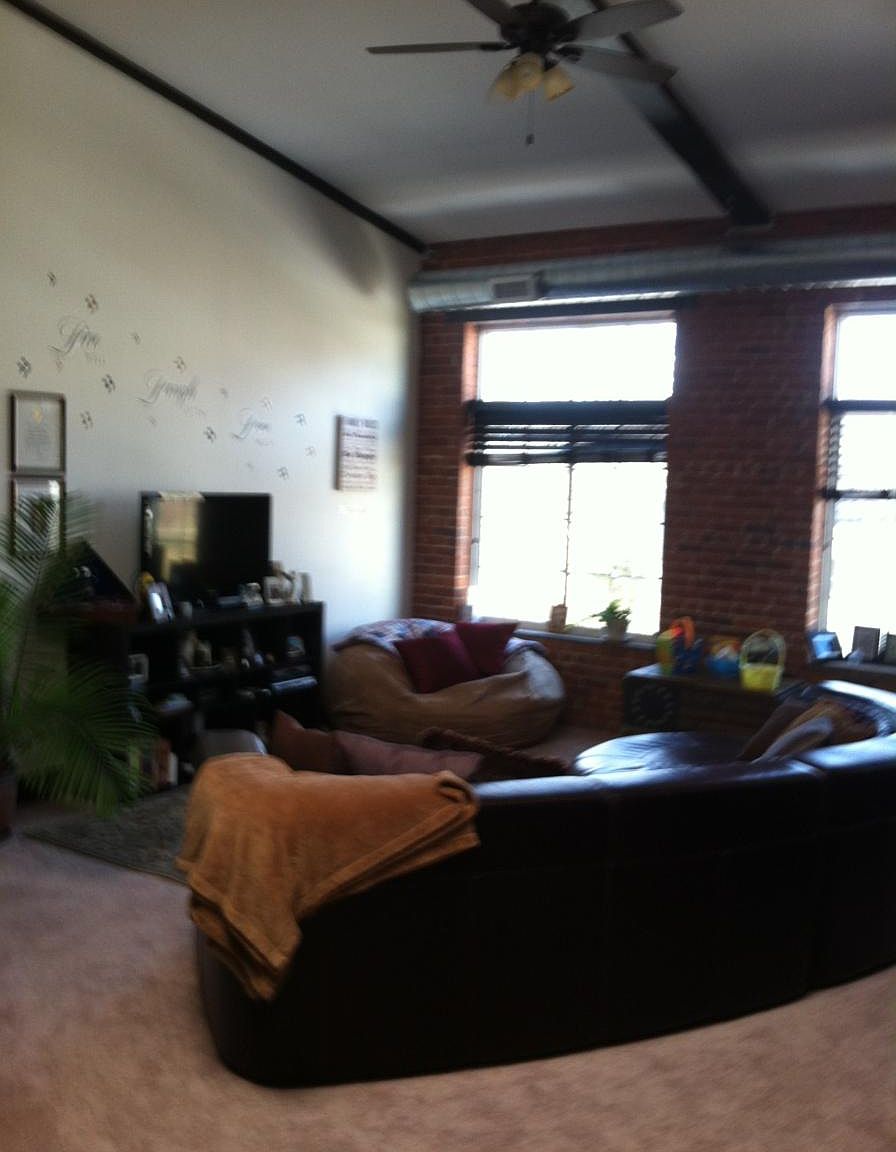 10 Summit St APT 2, East Hampton, CT 06424 | Zillow