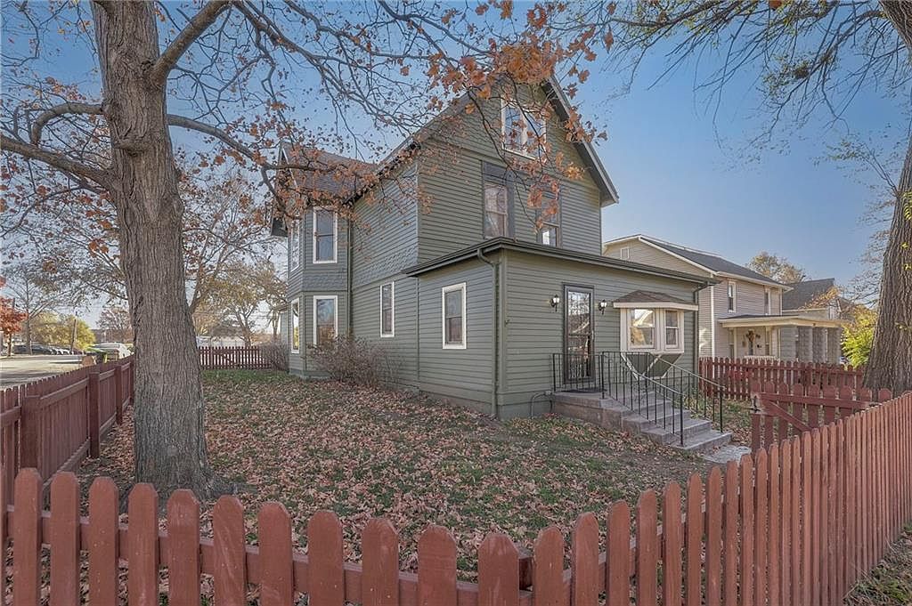 601 S Independence St, Harrisonville, MO 64701 | Zillow