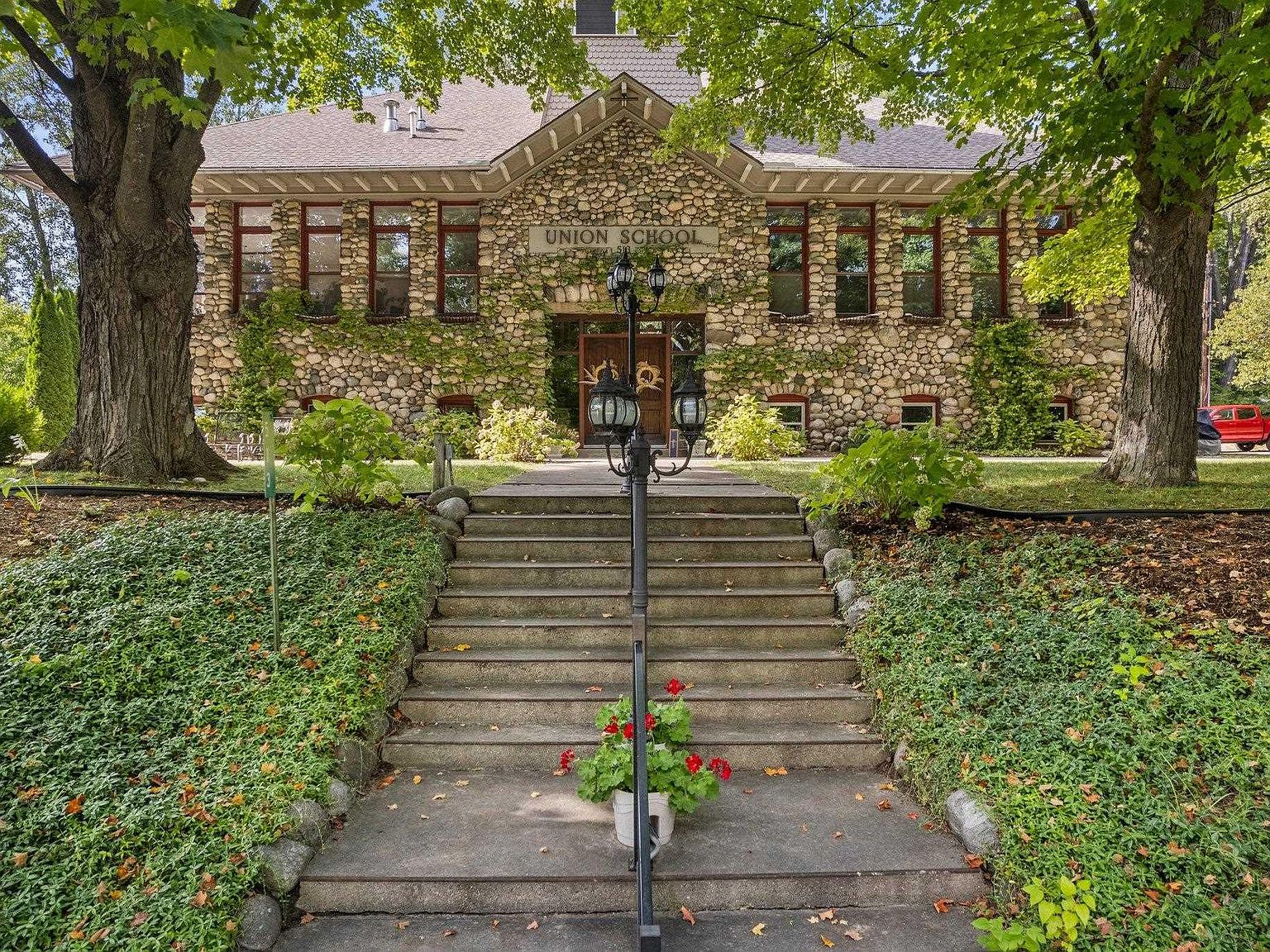 513 N Saint Marys St #2, Suttons Bay, MI 49682 | MLS #1918766 | Zillow