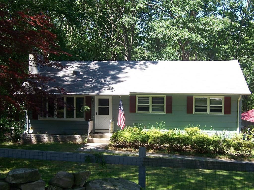 137 Gallivan Ln, Uncasville, CT 06382 | Zillow