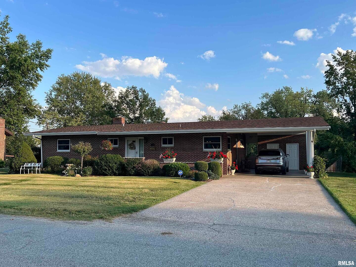 738 N Lake Dr, Du Quoin, IL 62832 | Zillow