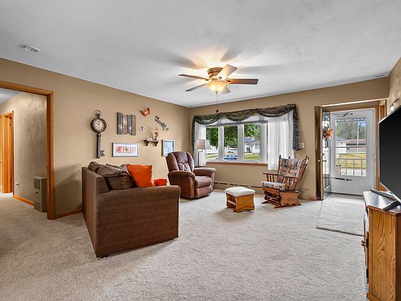 821 E Butler St, Manchester, IA 52057 | Zillow