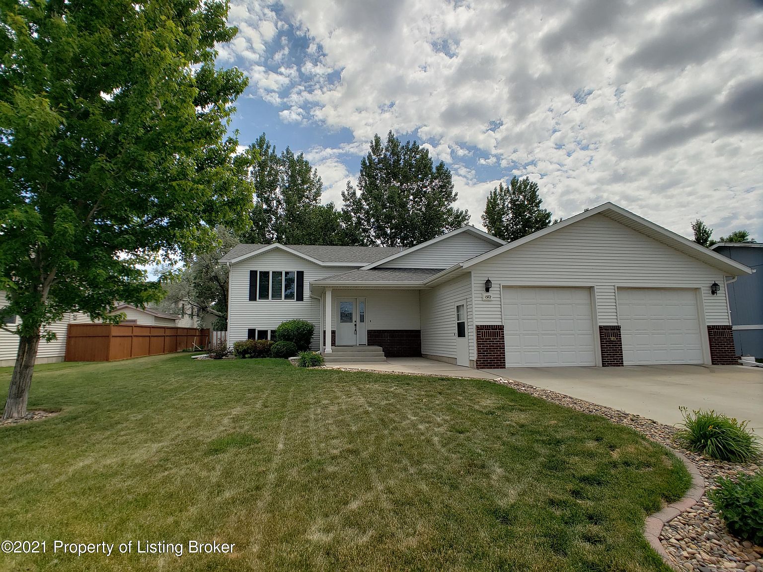 1372 1st Ave E, Dickinson, ND 58601 | Zillow