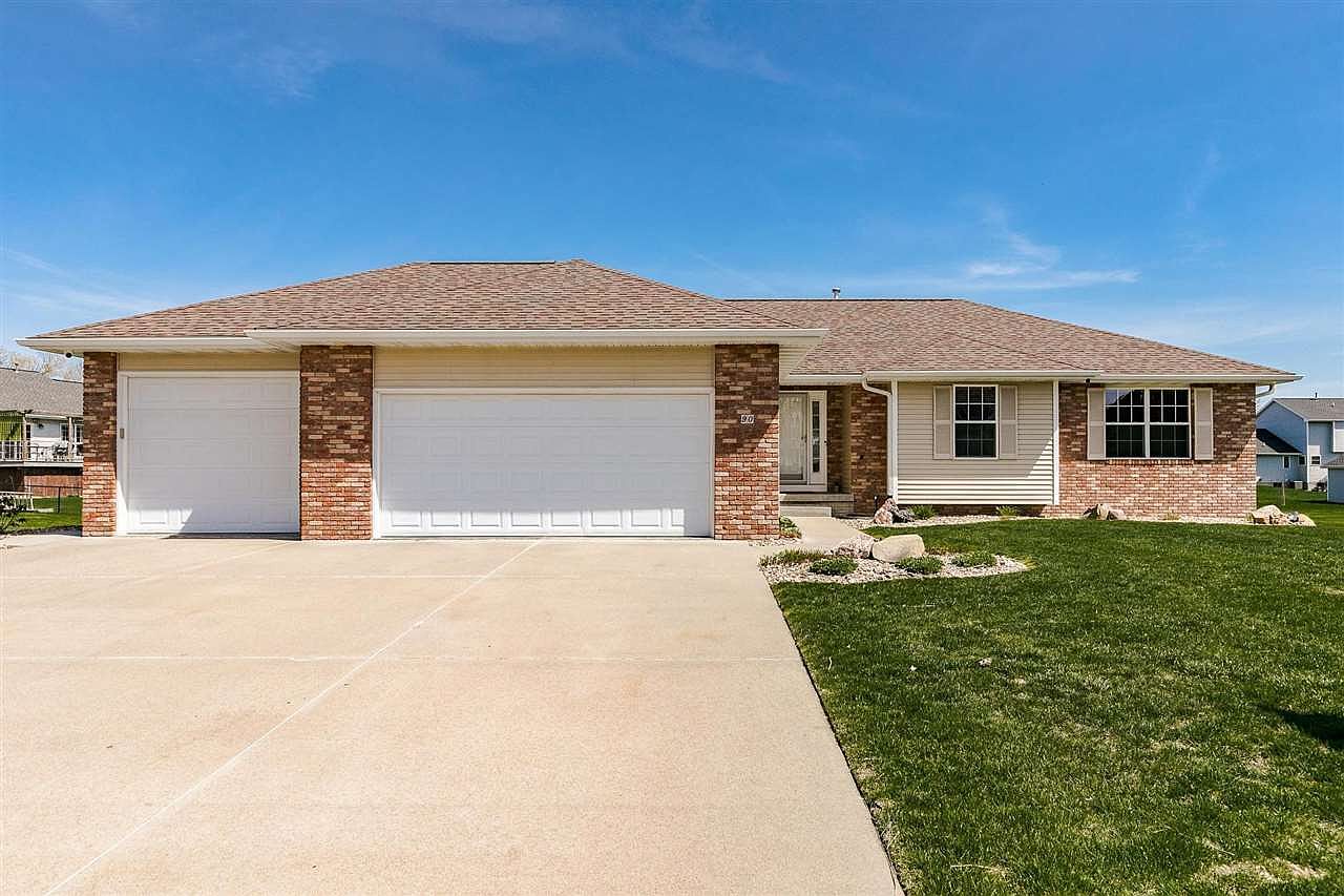 90 Amy Dr, Robins, IA 52328 | Zillow