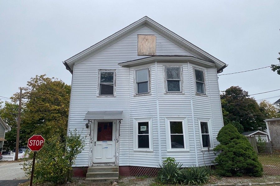 84 Spruce St, Warwick, RI 02886 | Zillow