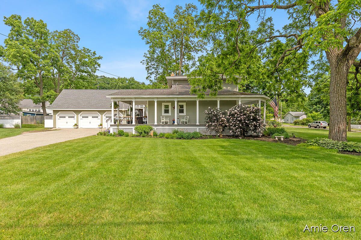 307 N Jefferson St SE, Lowell, MI 49331 | Zillow