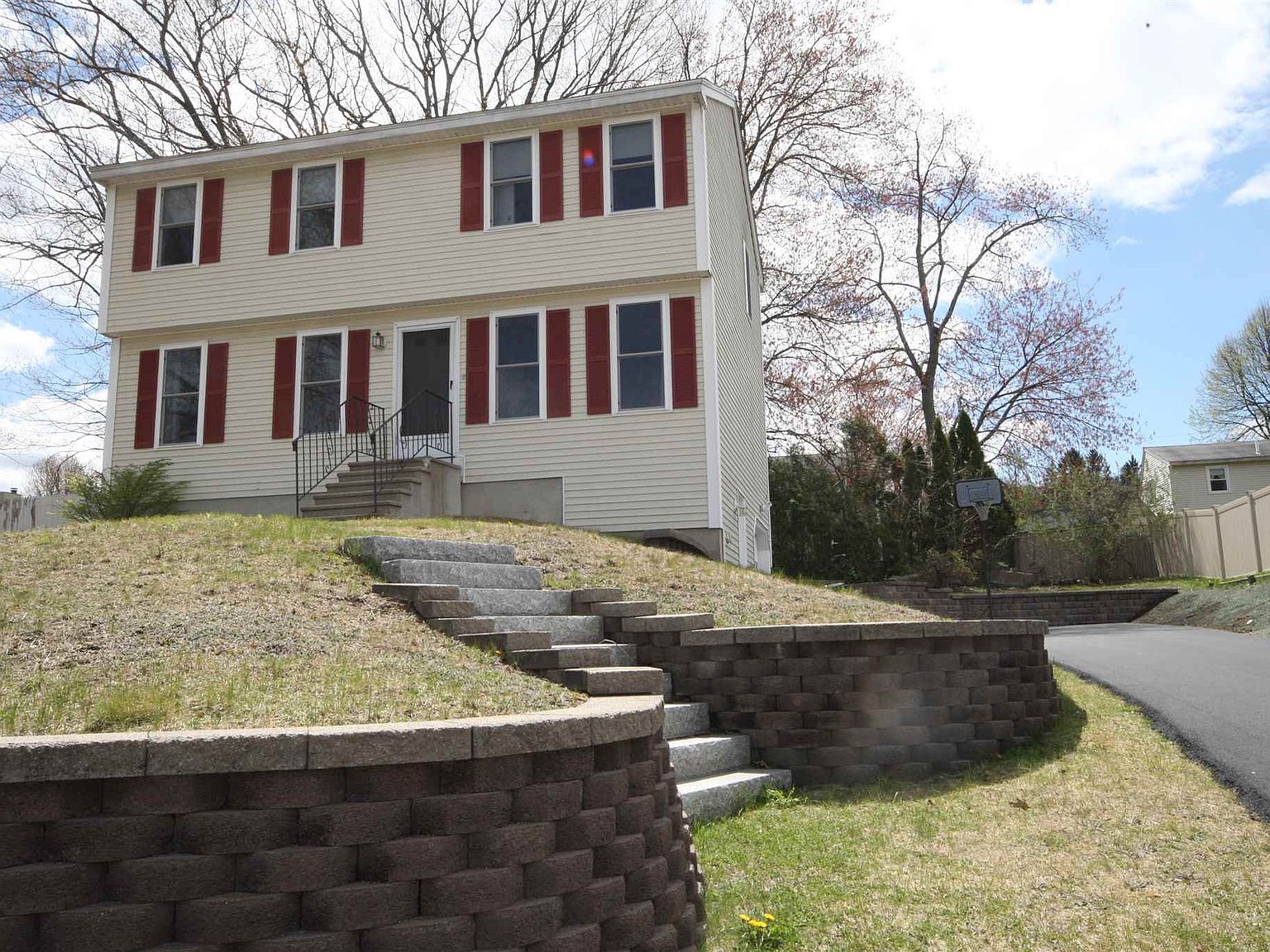 217 Crosbie St, Manchester, NH 03104 | Zillow