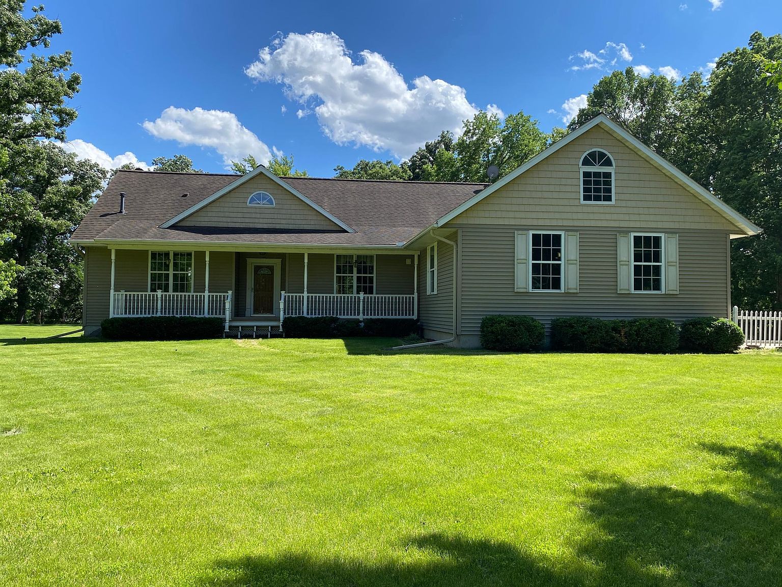 64561 270th St, Alden, MN 56009 | Zillow