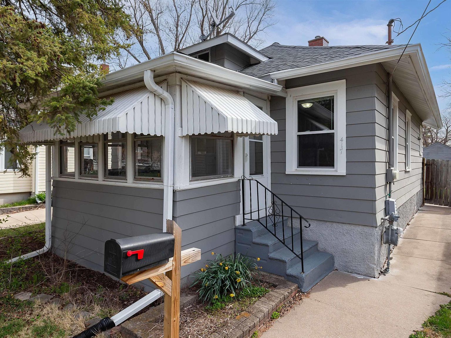 417 9th St, Silvis, IL 61282 | Zillow