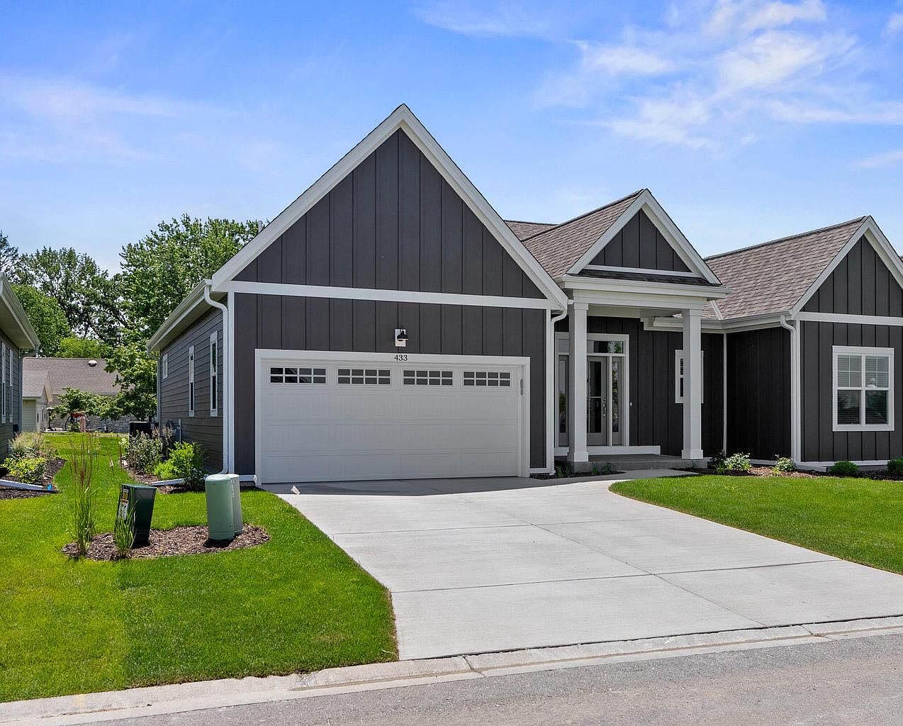 433 Sandy CIRCLE, Pewaukee, WI 53072 | Zillow