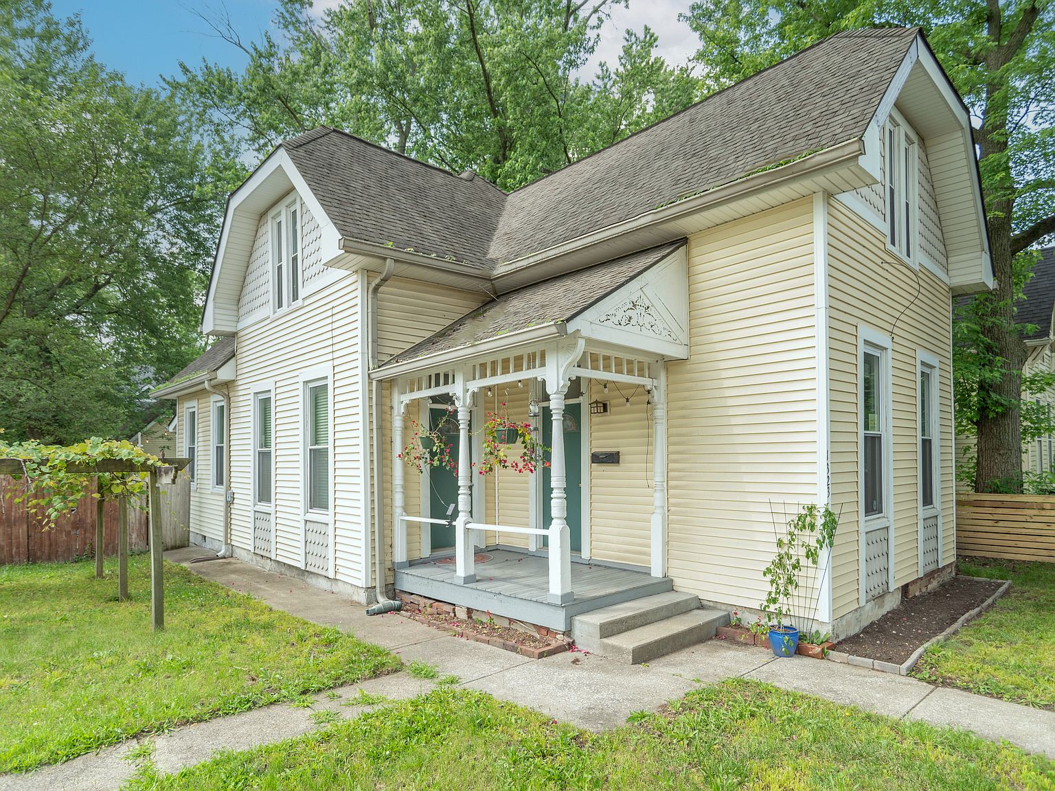 1323 E 10th St, Indianapolis, IN 46202 | Zillow