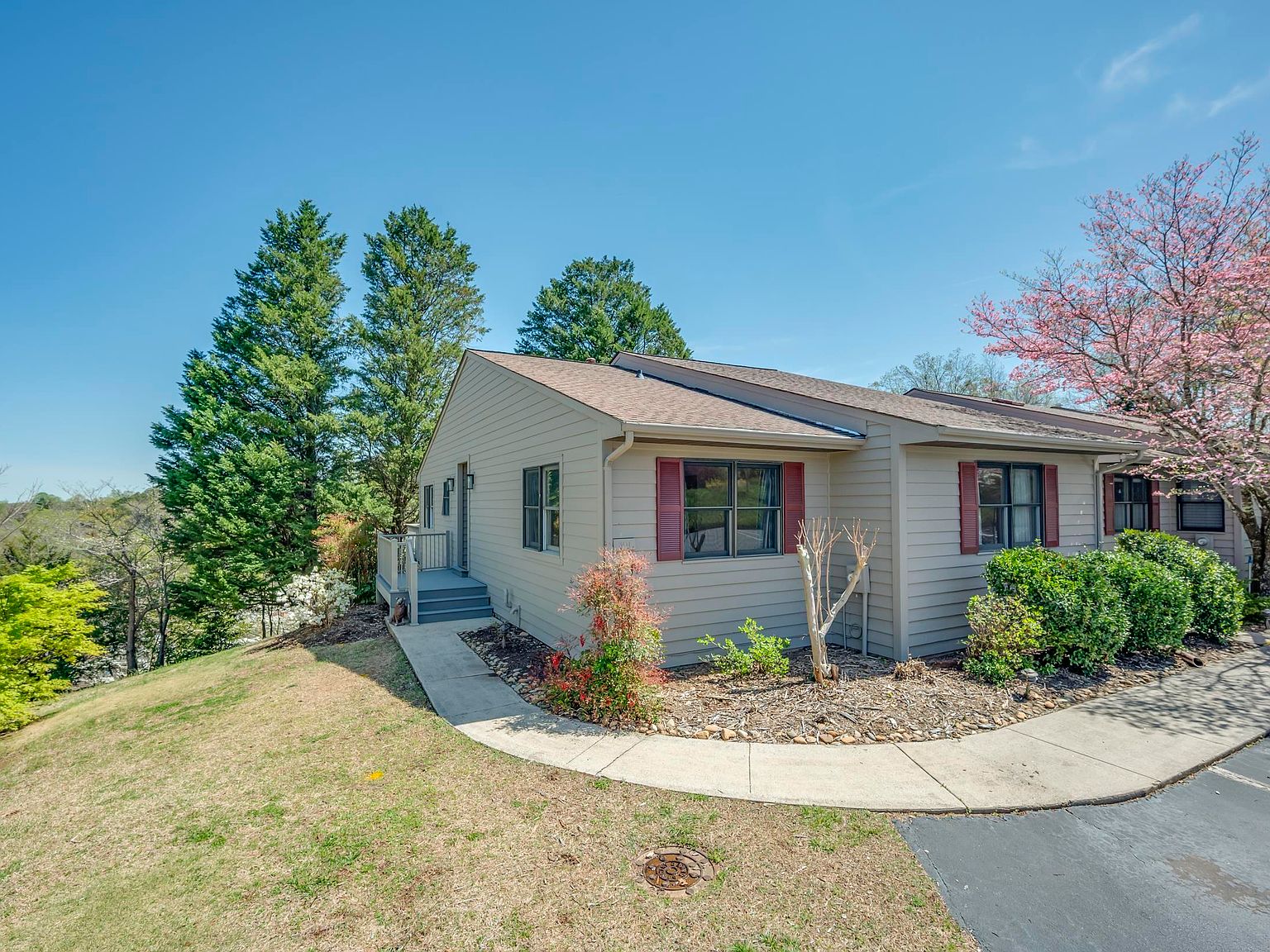 77 Chestnut St #Oak-301, Tryon, NC 28782 | MLS #1552969 | Zillow