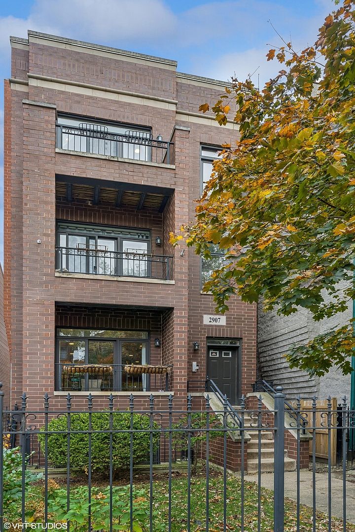2907 N Damen Ave #1, Chicago, IL 60618 | Zillow
