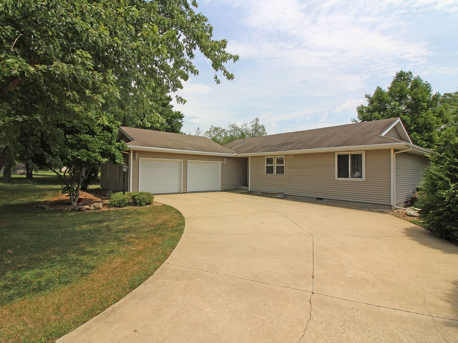 1114 S Spring Lake Rd, Mahomet, IL 61853 | Zillow