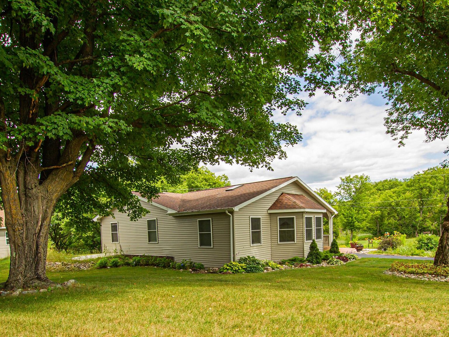 20072 230th Ave, Paris, MI 49338 | Zillow