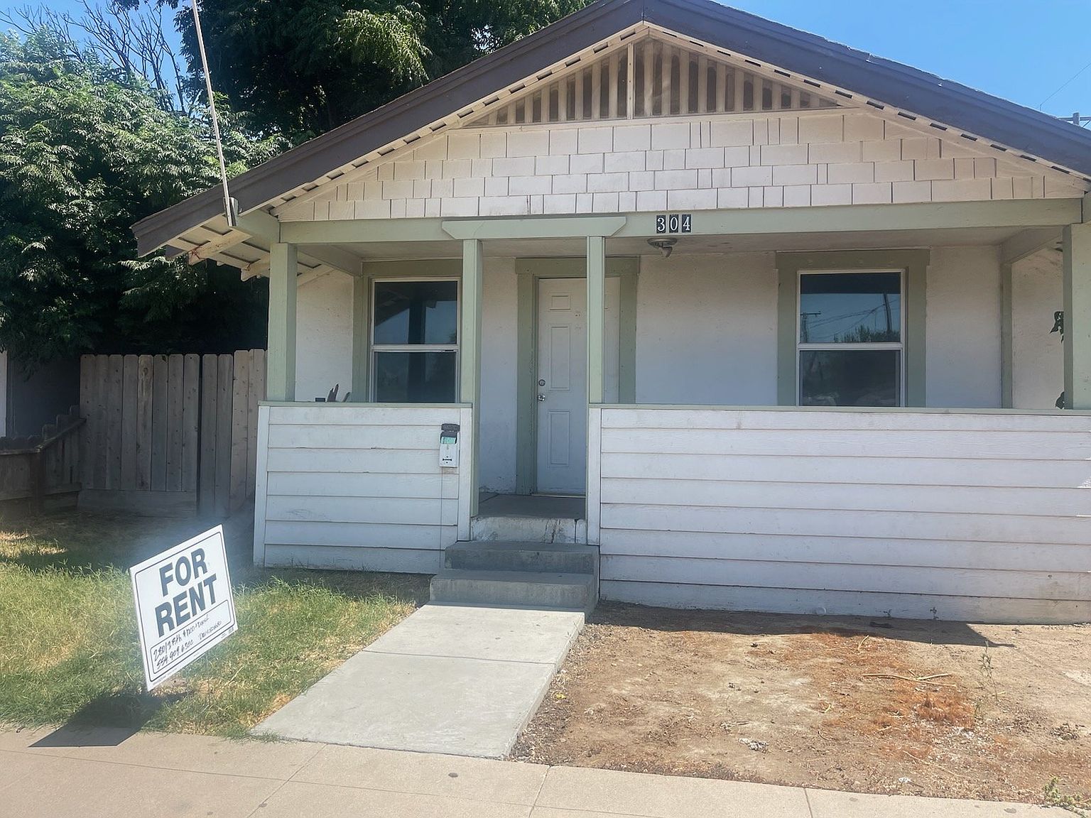 304 W Maple St, Exeter, CA 93221 | Zillow