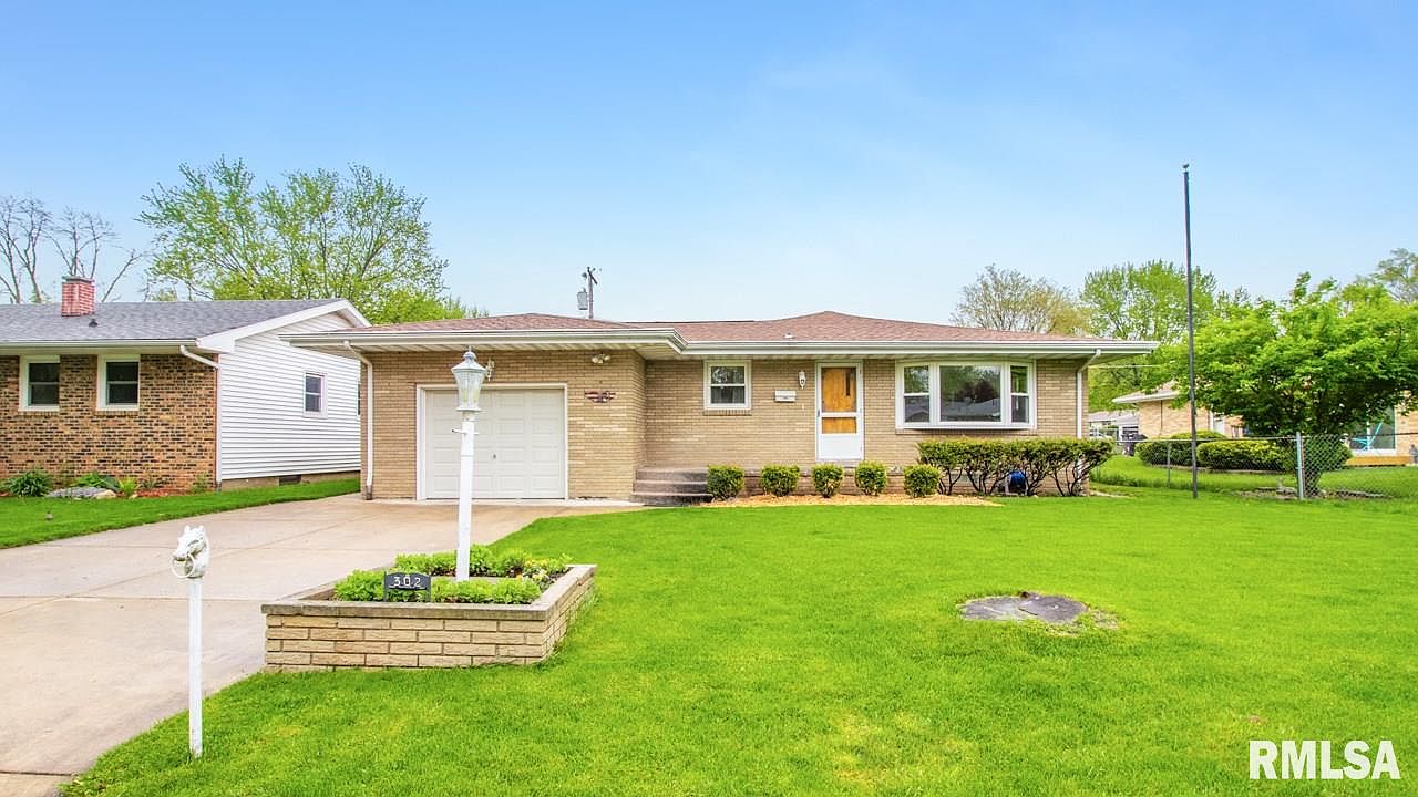 302 Manor St, Pekin, IL 61554 | Zillow