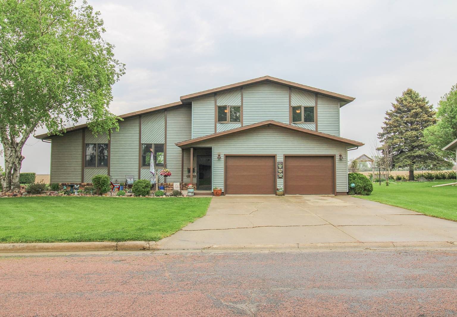506 S Douglas St, Inwood, IA 51240 | MLS #11280533 | Zillow