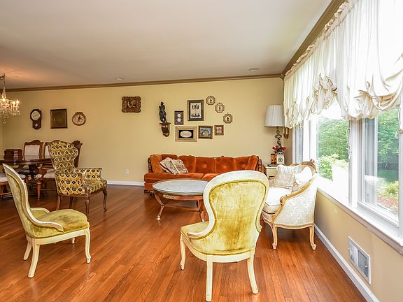 33 Daisy Farms Dr, New Rochelle, NY 10804 | Zillow