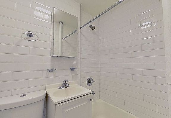 305 Spring St APT 2D, New York, NY 10013 | Zillow