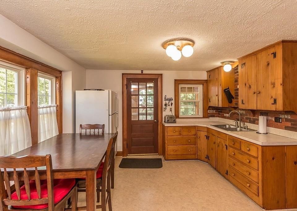 143 Leamy St, Gardner, MA 01440 | Zillow