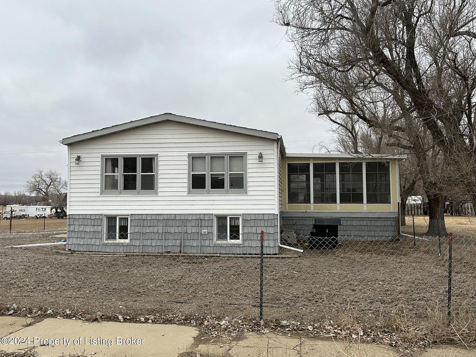307 3rd St SE, Marmarth, ND 58643 | MLS #24-748 | Zillow