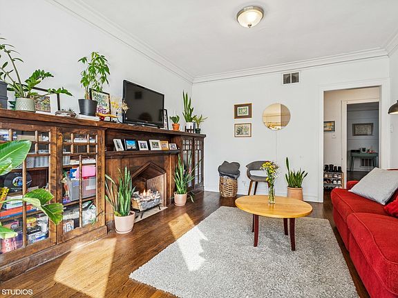 2913 N Sacramento Ave, Chicago, IL 60618 | Zillow