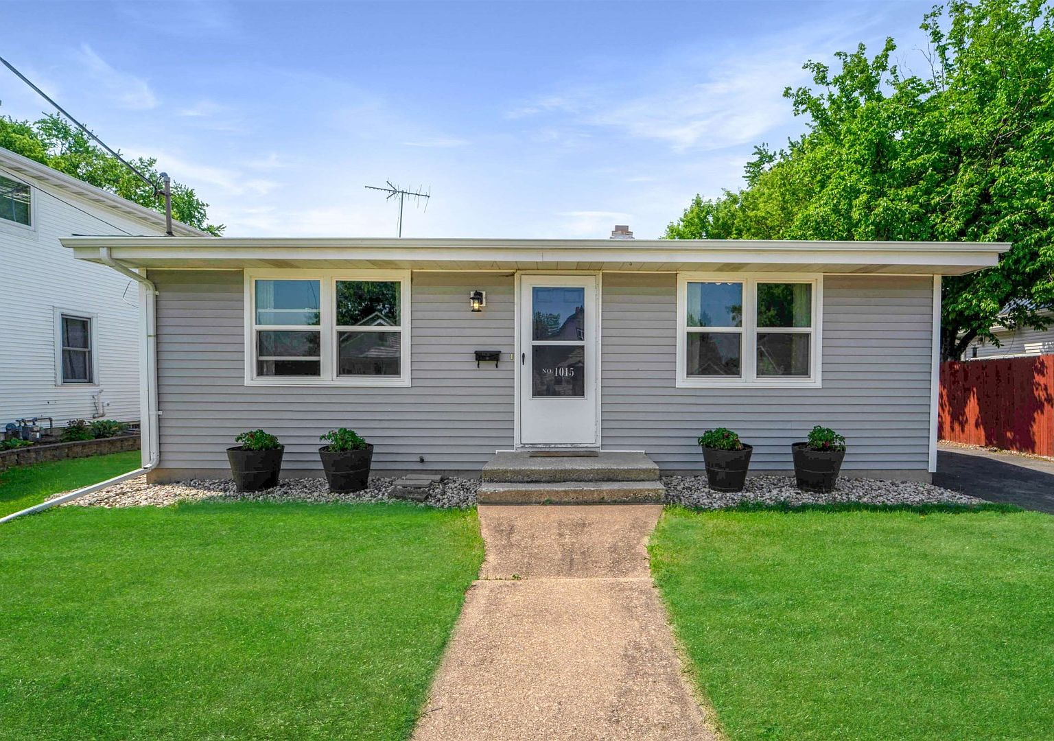 1015 W Bell Ave, Appleton, WI 54914 | MLS #50276125 | Zillow