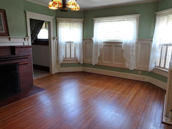 223 W 4th St S, Newton, IA 50208 | Zillow