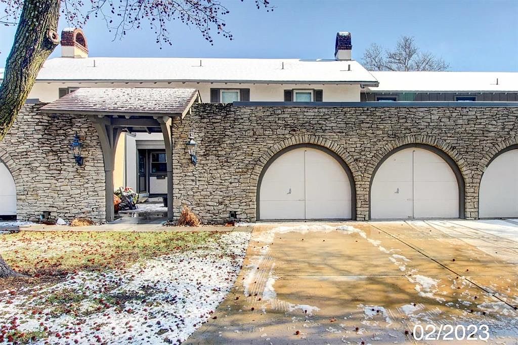 10233 Robinson St, Overland Park, KS 66212 | Zillow