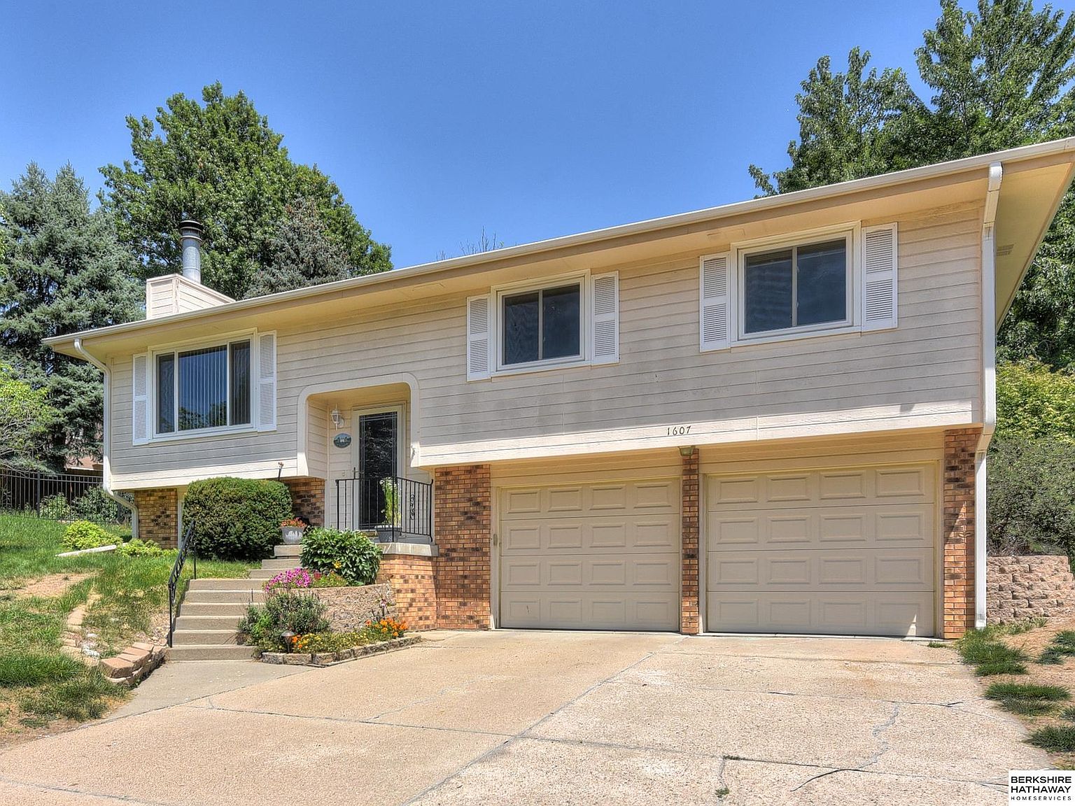 1607 N 152nd Plz, Omaha, NE 68154 | Zillow