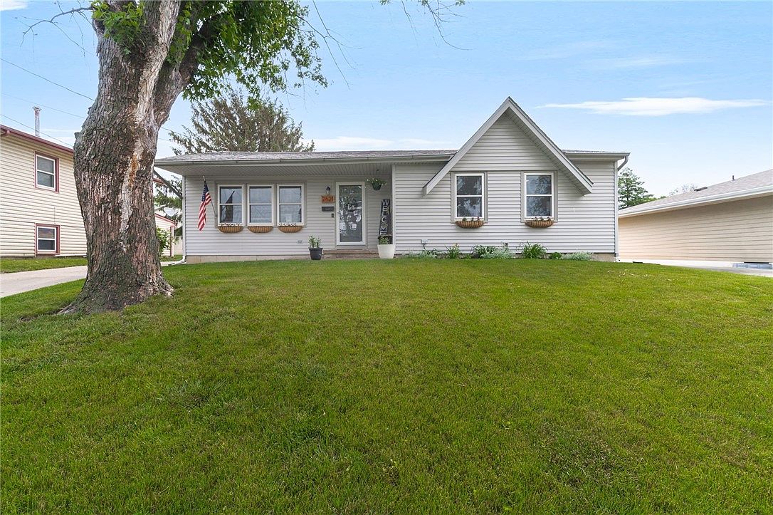 2621 E 39th Ct, Des Moines, IA 50317 | Zillow