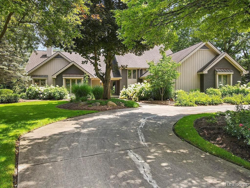 1071 Woodbridge Ln, Rochester, MI 48306 | MLS #20230093385 | Zillow