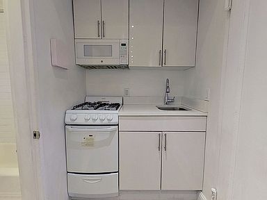 305 Spring St APT 2D, New York, NY 10013 | Zillow