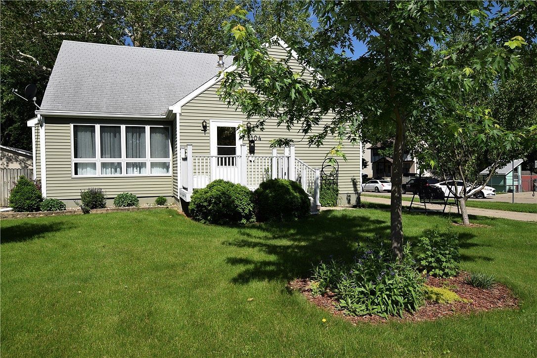 6104 SW 12th St, Des Moines, IA 50315 | Zillow